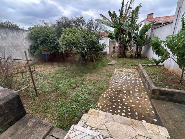 Casa com 2 dormitórios e amplo quintal no Jordanópolis
