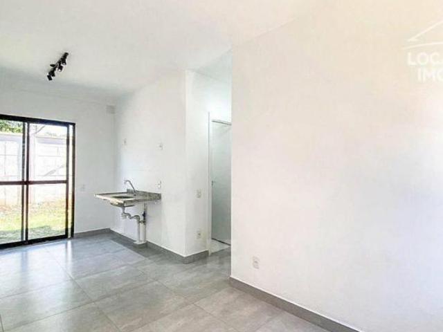Casa com 2 Dormitórios e Quintal em Condomínio com Lazer Completo