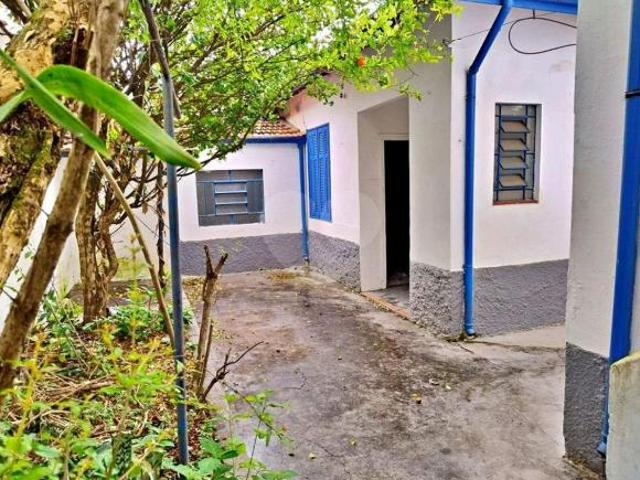 Casa com 2 dormitórios e quintal no Bosque da Saúde