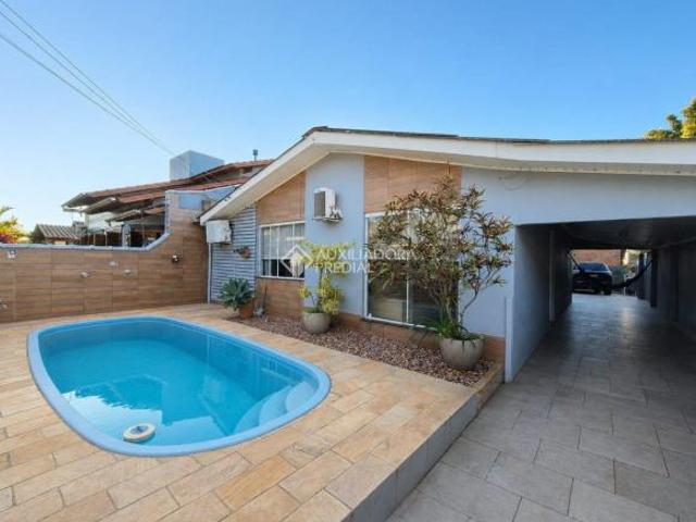 Casa com 2 dormitórios, edícula com suíte, piscina e excelente localização Aceita financiamento ba