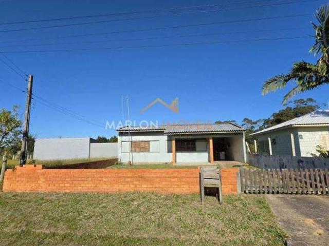 Casa com 2 dormitórios, frente norte com 100m² de área a 400 metros do mar