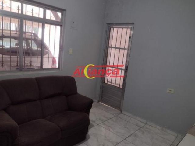 Casa com 2 dormitórios, garagem para 2 carros e amplo quintal com churrasqueira
