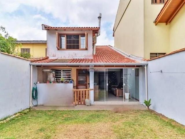 Casa com 2 dormitórios, lavabo, espaço gourmet e 2 vagas