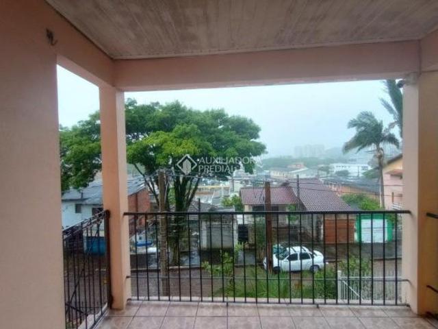 Casa com 2 dormitórios podendo fazer o terceiro com uma vaga coberta