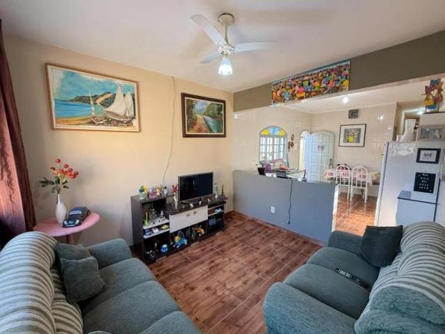 Casa com 2 dormitórios próximo à praia no bairro Itaguaí