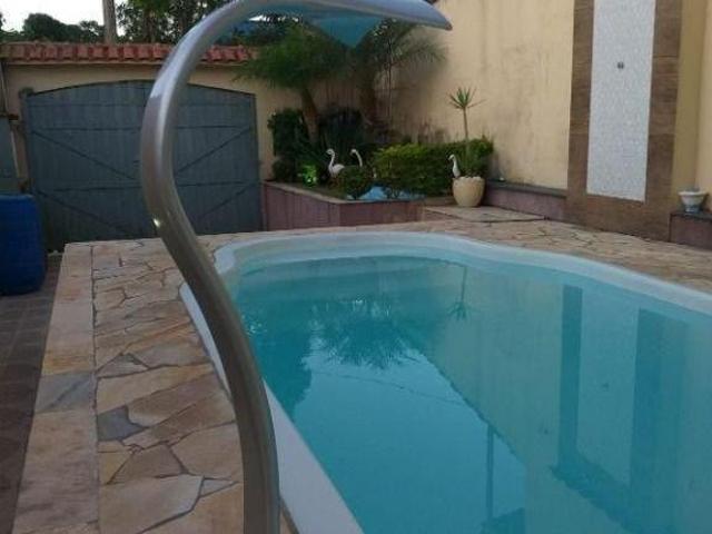 Casa com 2 dormitórios próximo à praia no bairro Loty