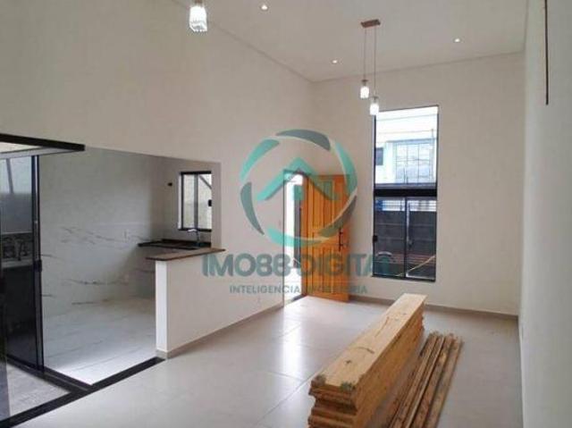 CASA COM 2 DORMITÓRIOS SENDO 1 SUÍTE COM 2 VAGAS NA GARAGEM