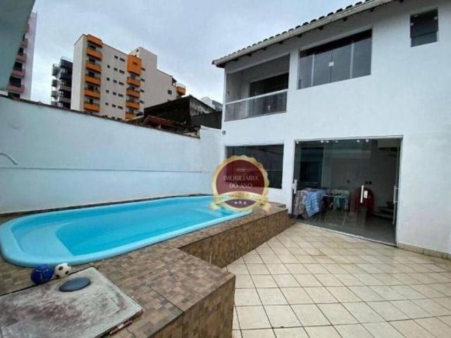 Casa com 2 dormitórios, 1 suíte, 2 vagas de garagem, piscina, churrasqueira e edícula em ótima local