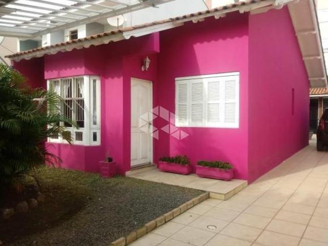 Casa com 2 dormitórios / 2 vagas e piscina