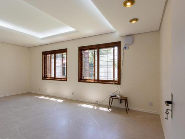 Casa com 2 dormitórios 3 banheiros. lareira e churrasqueira, e com arquitetura moderna