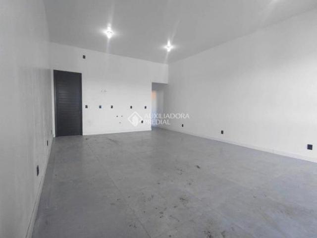 Casa com 2 dormitórios/quartos, 1 suíte, amplo living, 1 vaga de garagem, em Capão da Canoa RS