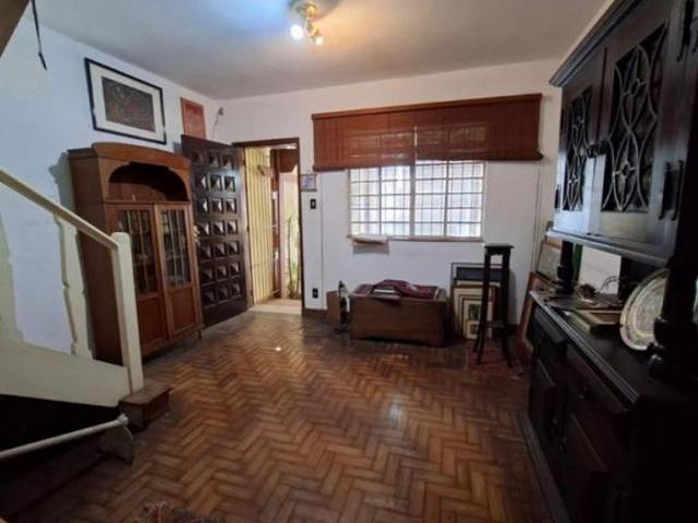 Casa com 2 dorms, edícula e garagem coberta, ótima localização e tranquilidade