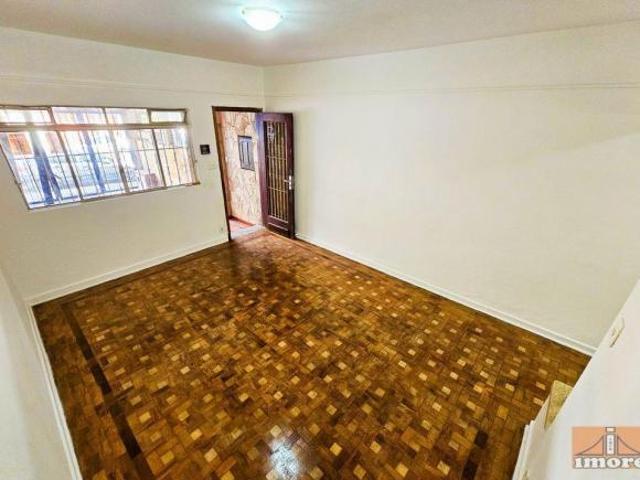 Casa com 2 dorms sendo 1 com varanda, 2 banheiros, 1 vaga, 4 x 25