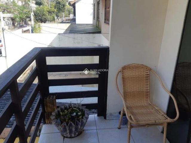 Casa com 2 Pavimentos, 2 Dormitórios e Amplo Pátio na Rua Platão