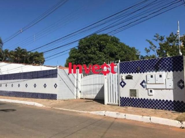 Casa com 2 Pavimentos, 6 Quartos, Lote de 1.000m², Dentro de Condomínio Vazado Para a Via Estrutural