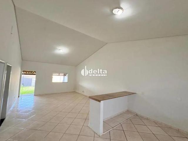Casa com 2 quarto sendo 2 suíte disponível para locação e venda no bairro Custódio Pereira em Uberlâ