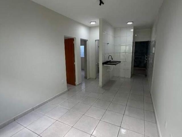 Casa com 2 Quartos, Área Privativa e Vaga de Garagem