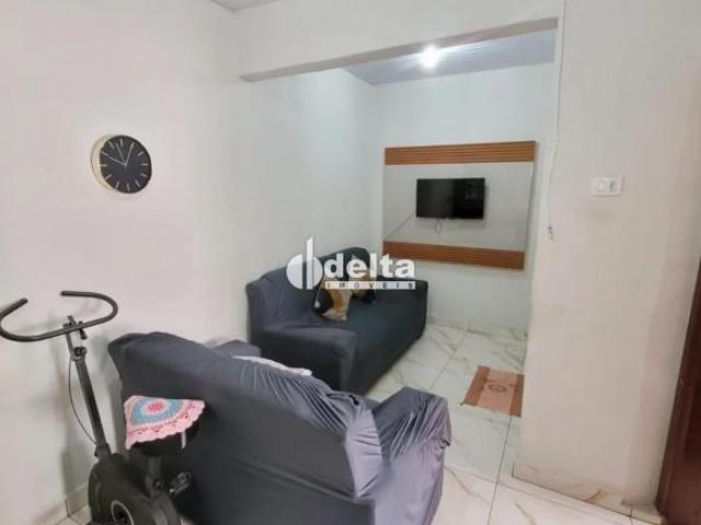 Casa com 2 quartos disponível para venda no bairro Martins em Uberlândia MG