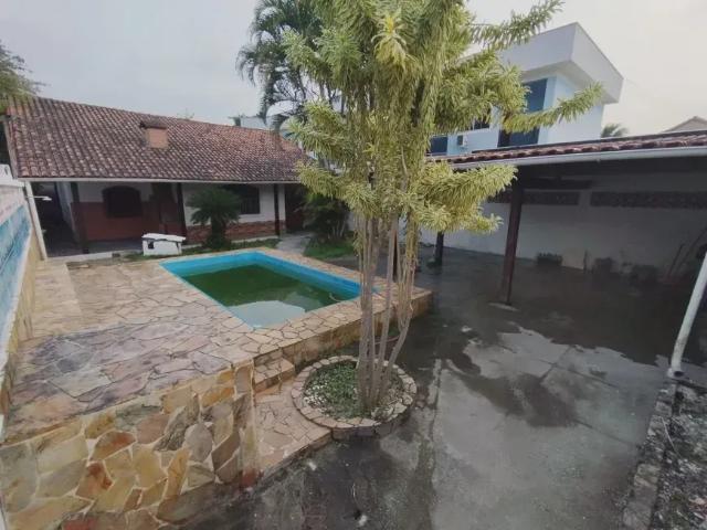 Casa com 2 Quartos e 1 banheiro à Venda, 177 m² por R$ 357.000