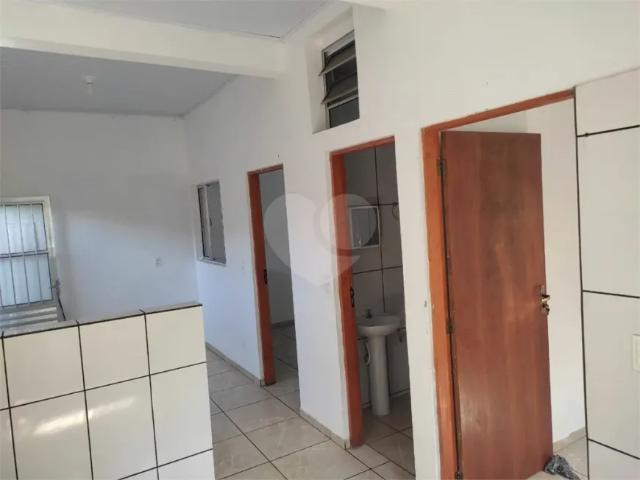 Casa com 2 Quartos e 1 banheiro à Venda, 300 m² por R$ 295.000