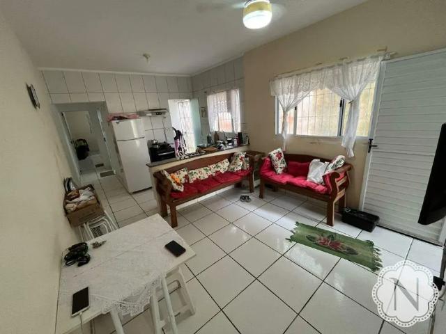 Casa com 2 Quartos e 1 banheiro à Venda, 71 m² por R$ 230.000