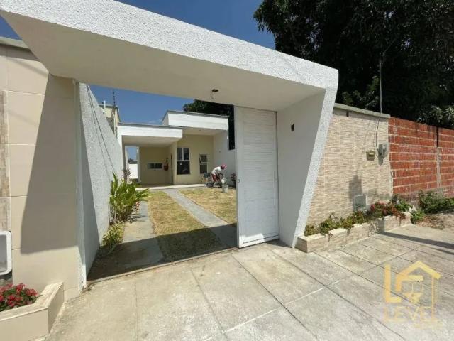 Casa com 2 Quartos e 1 banheiro à Venda, 80 m² por R$ 210.000