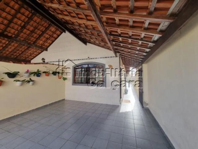 Casa com 2 Quartos e 2 banheiros à Venda, 180 m² por R$ 350.000