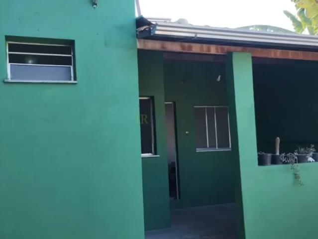 Casa com 2 Quartos e 2 banheiros à Venda, 180 m² por R$ 305.000