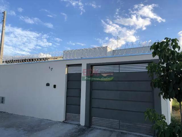 Casa com 2 Quartos e 2 banheiros à Venda, 200 m² por R$ 295.000