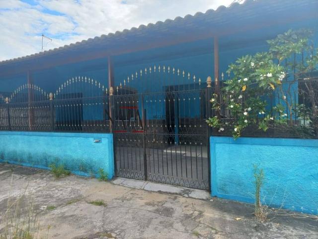 Casa com 2 Quartos e 2 banheiros à Venda, 200 m² por R$ 450.000