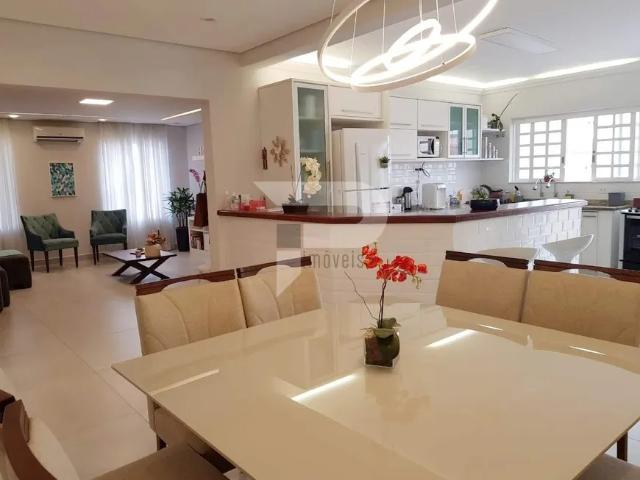 Casa com 2 Quartos e 2 banheiros à Venda, 200 m² por R$ 908.000