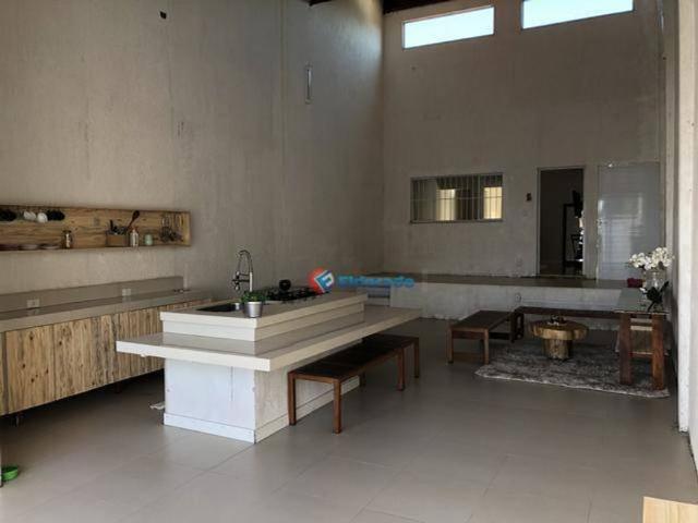 Casa com 2 Quartos e 2 banheiros à Venda, 205 m² por R$ 370.000