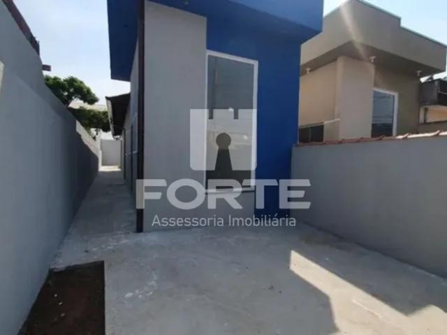 Casa com 2 Quartos e 2 banheiros à Venda, 65 m² por R$ 349.000