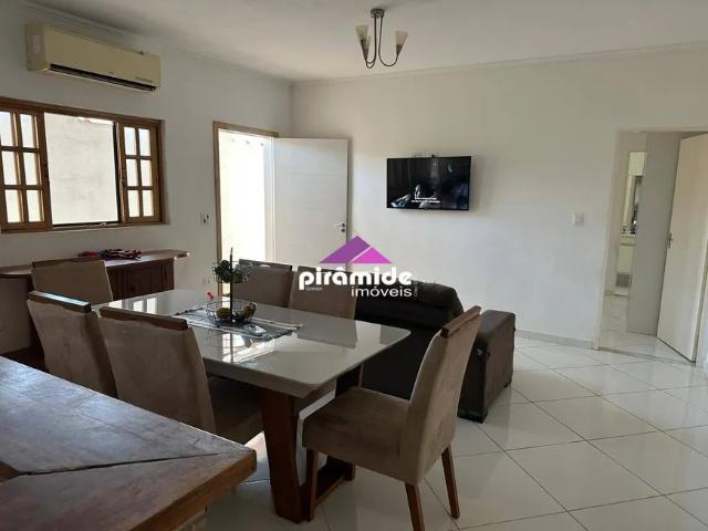 Casa com 2 Quartos e 2 banheiros à Venda, 66 m² por R$ 380.000
