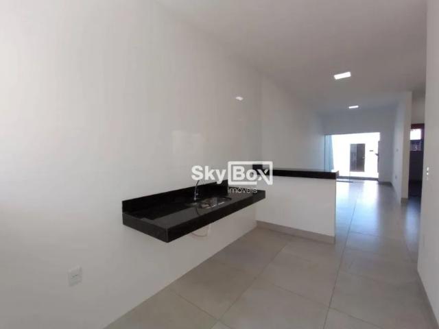 Casa com 2 Quartos e 2 banheiros à Venda, 67 m² por R$ 290.000