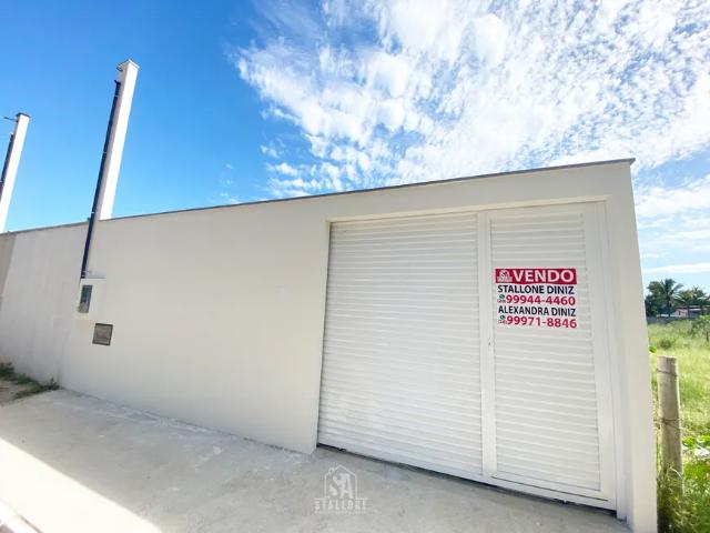 Casa com 2 Quartos e 2 banheiros à Venda, 69 m² por R$ 299.000