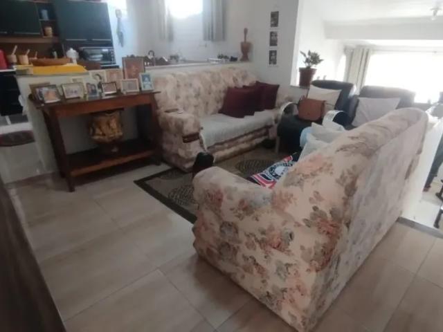 Casa com 2 Quartos e 2 banheiros à Venda, 60 m² por R$ 200.000