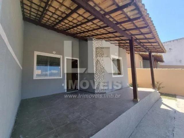 Casa com 2 Quartos e 2 banheiros à Venda, 75 m² por R$ 230.000