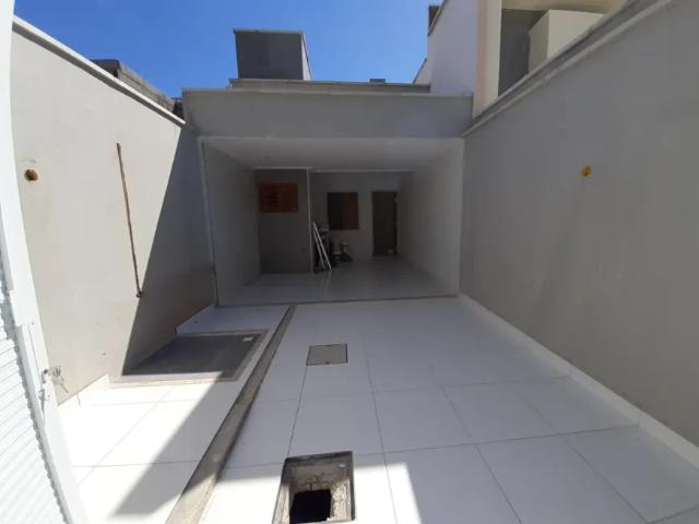 Casa com 2 Quartos e 2 banheiros à Venda, 75 m² por R$ 270.000