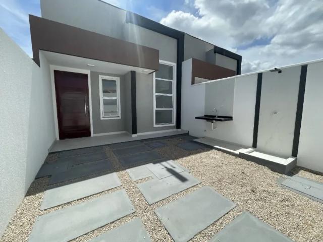 Casa com 2 Quartos e 2 banheiros à Venda, 78 m² por R$ 195.000