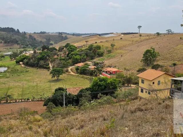 Casa com 2 Quartos e 2 banheiros à Venda, 79 m² por R$ 290.000