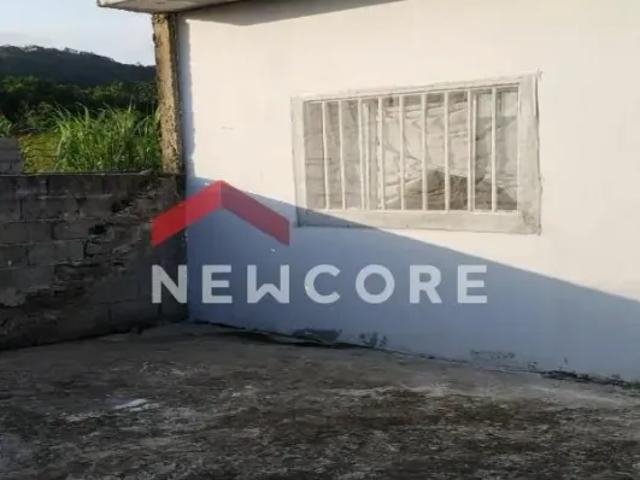 Casa com 2 Quartos e 2 banheiros à Venda, 70 m² por R$ 135.000