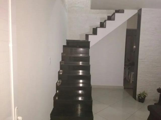 Casa com 2 Quartos e 2 banheiros à Venda, 70 m² por R$ 200.000