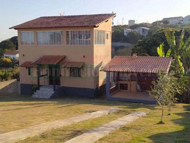 Casa com 2 Quartos e 2 banheiros à Venda, 81 m² por R$ 295.000