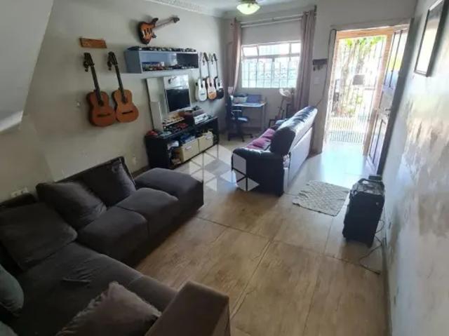 Casa com 2 Quartos e 2 banheiros à Venda, 98 m² por R$ 379.000