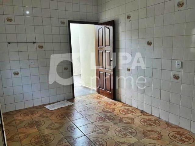 CASA COM 2 QUARTOS E 2 VAGAS DE GARAGEM À VENDA NA VILA SABRINA