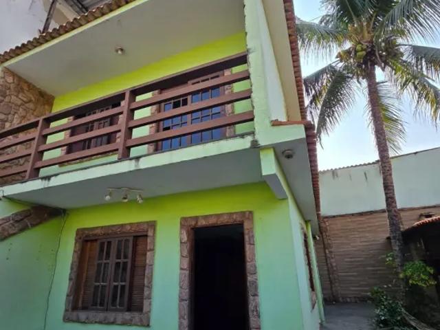 Casa com 2 Quartos e 3 banheiros à Venda, 180 m² por R$ 288.000