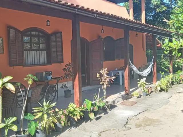 Casa com 2 Quartos e 3 banheiros à Venda, 180 m² por R$ 370.000