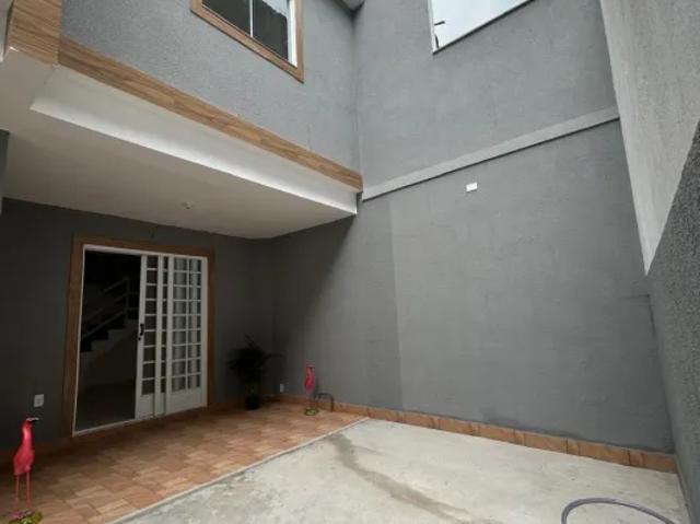 Casa com 2 Quartos e 3 banheiros à Venda, 85 m² por R$ 290.000