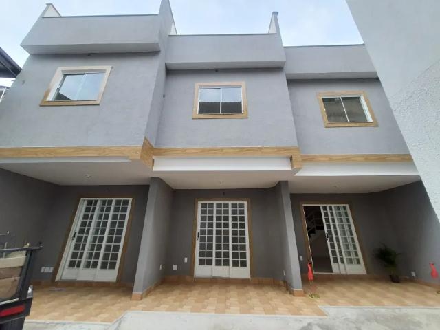 Casa com 2 Quartos e 3 banheiros à Venda, 85 m² por R$ 290.000